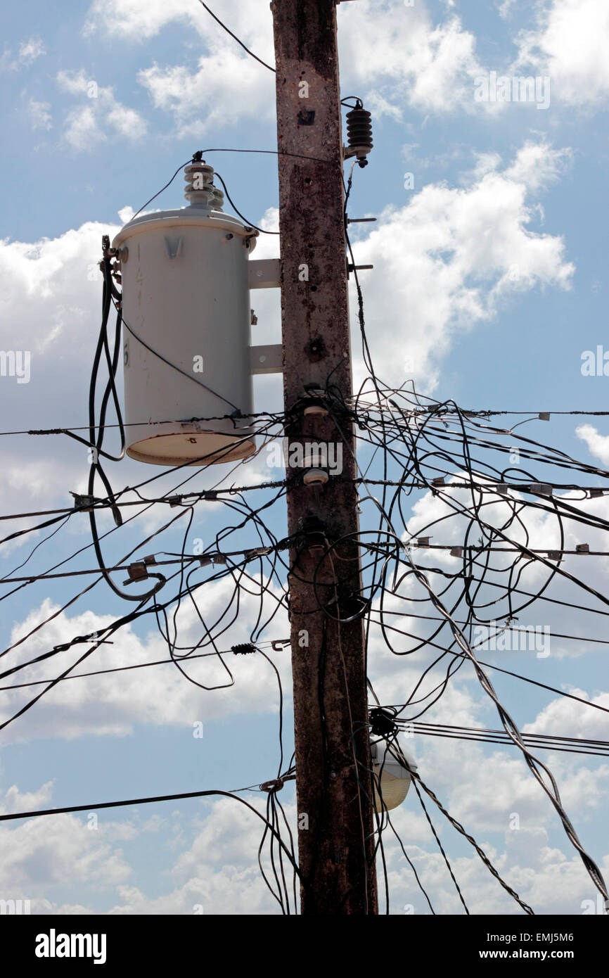 Mehrere elektrische Kabel und Transformator auf einem Mast Zapata ...