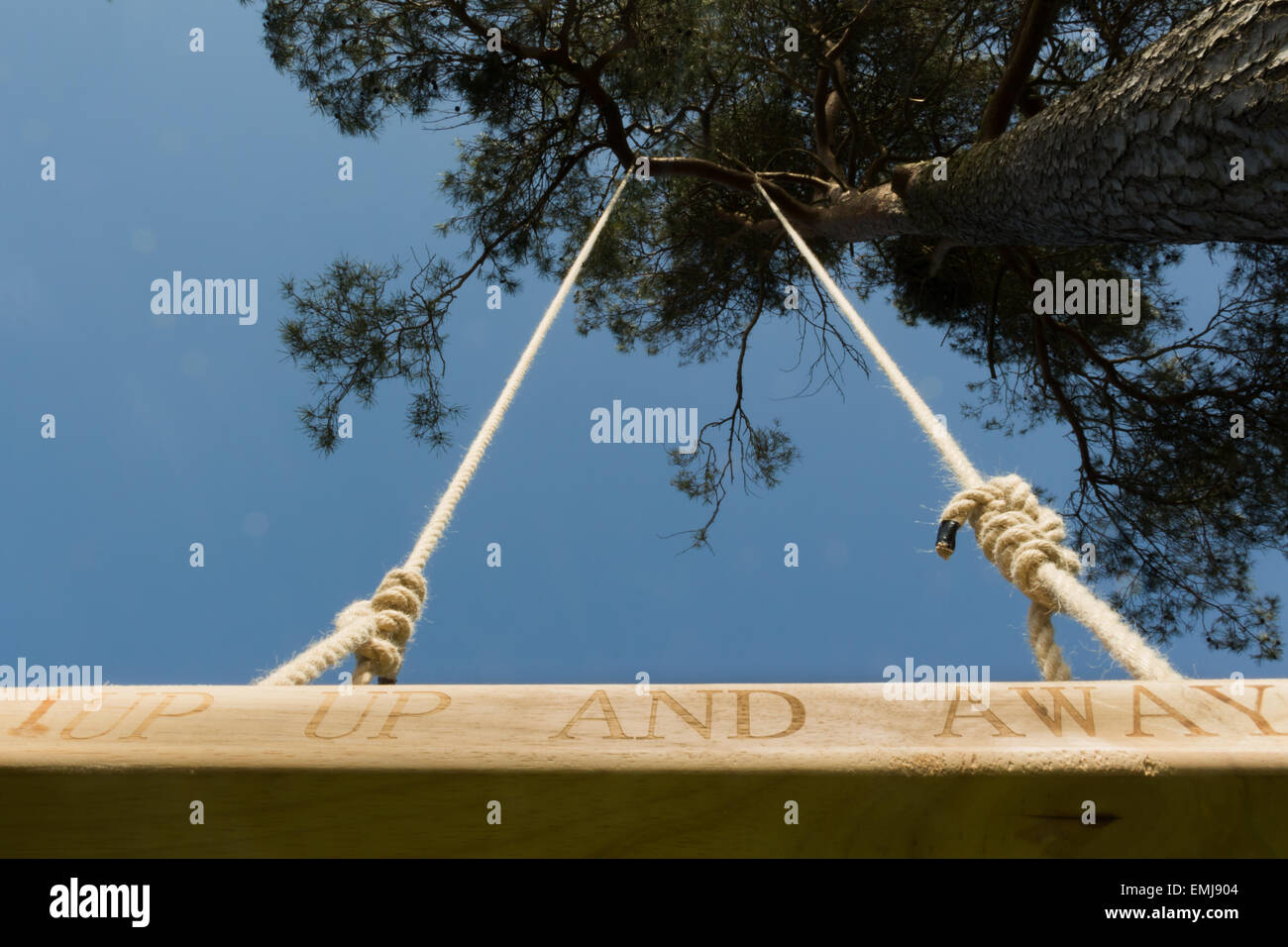 Baum garten schaukel -Fotos und -Bildmaterial in hoher Auflösung – Alamy