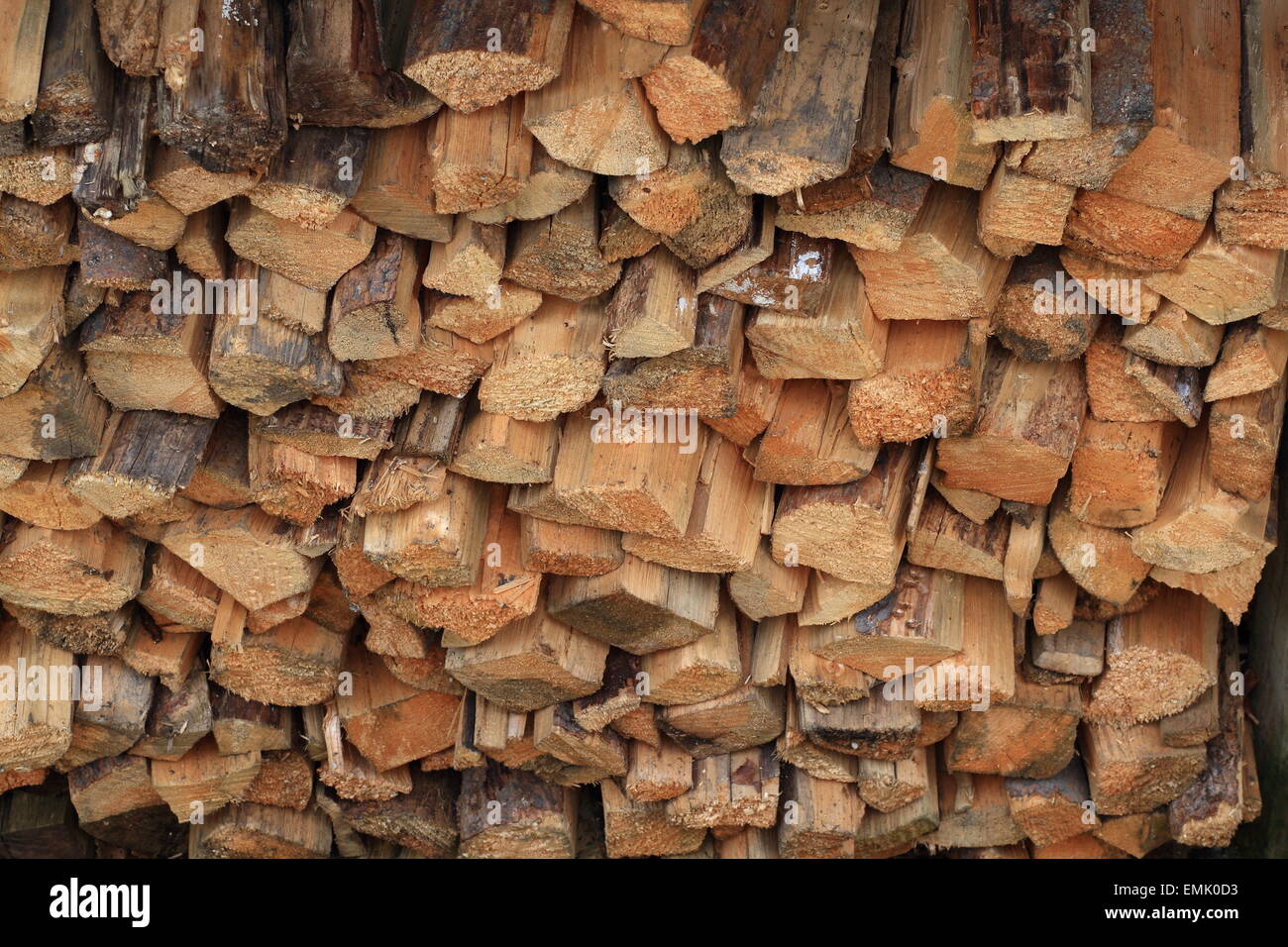 Feuer und holz -Fotos und -Bildmaterial in hoher Auflösung – Alamy