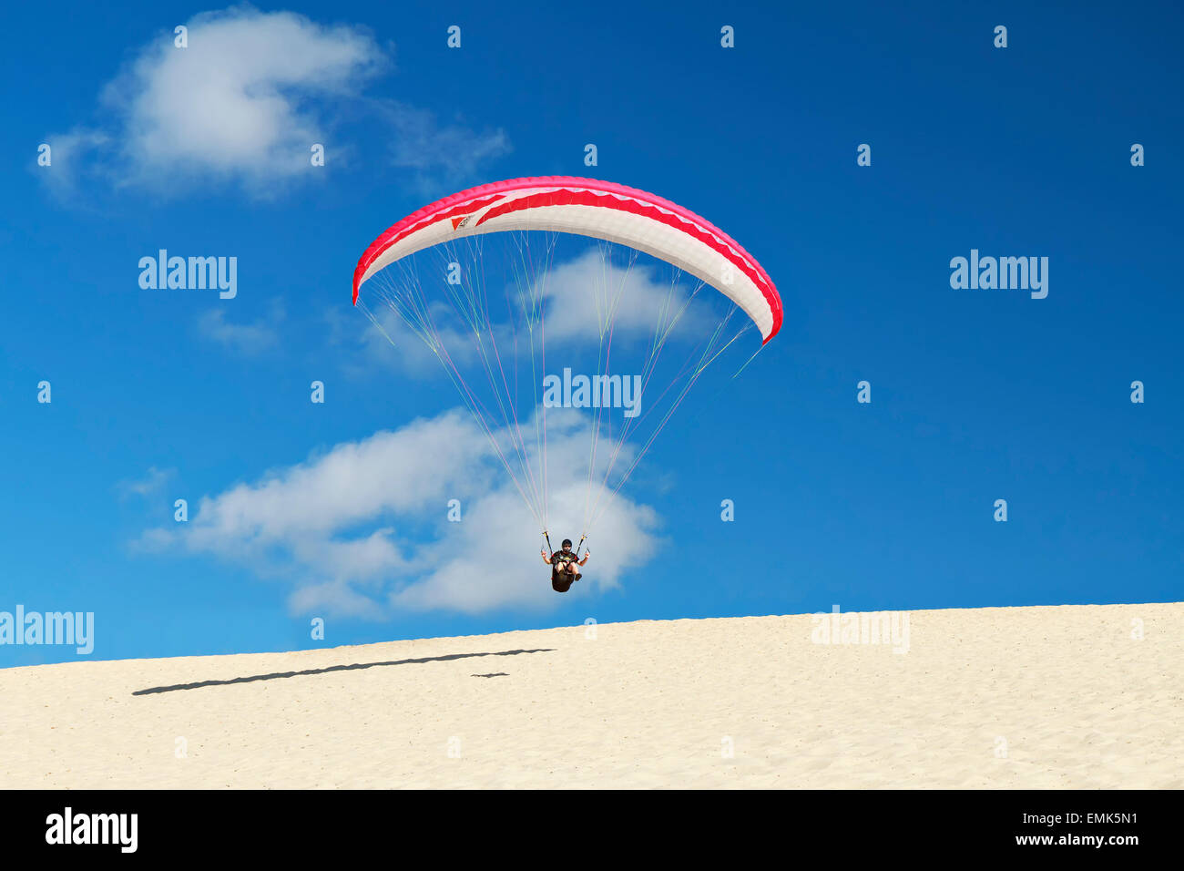 Gleitschirm abheben von der Küste, auf der Düne von Pilat, Dune du ...
