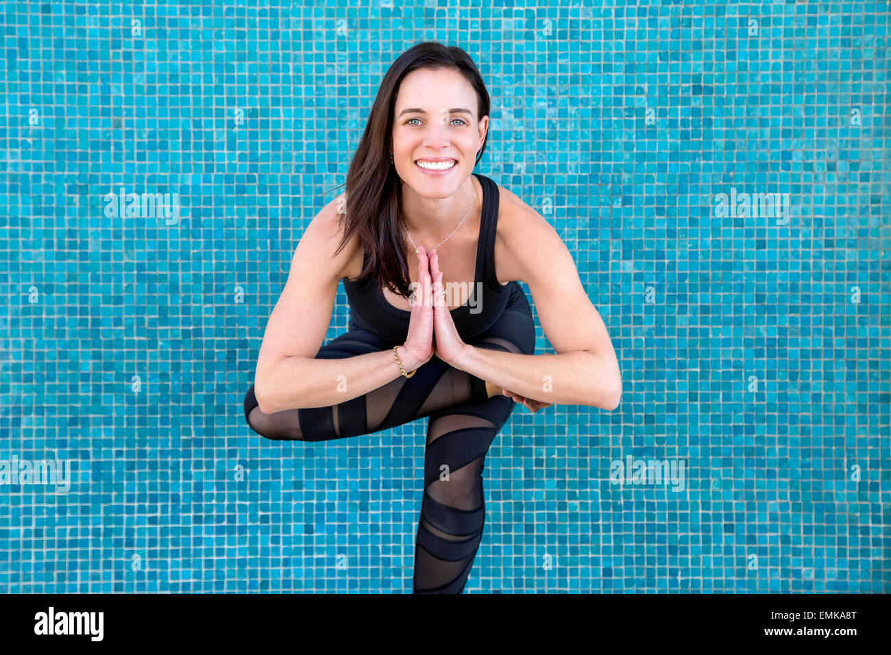 Stehende yoga pose -Fotos und -Bildmaterial in hoher Auflösung – Alamy