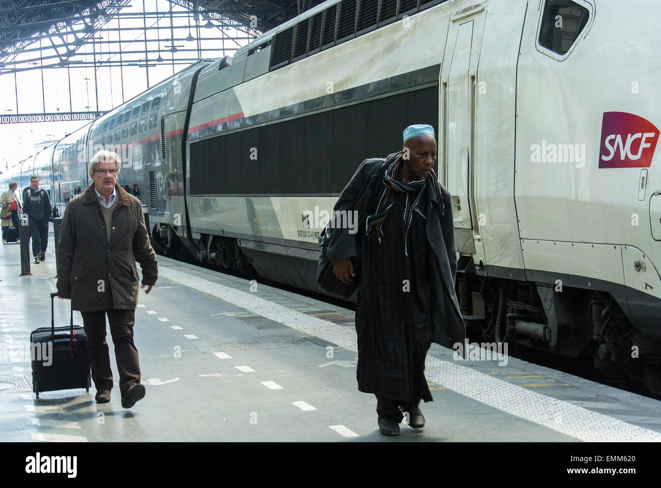 Paris, Frankreich. Personen in kleiner Gruppe, zu Fuß, Bahnhof Gare de ... Paris, Frankreich. Personen in kleiner Gruppe, zu Fuß, Bahnhof Gare de ...