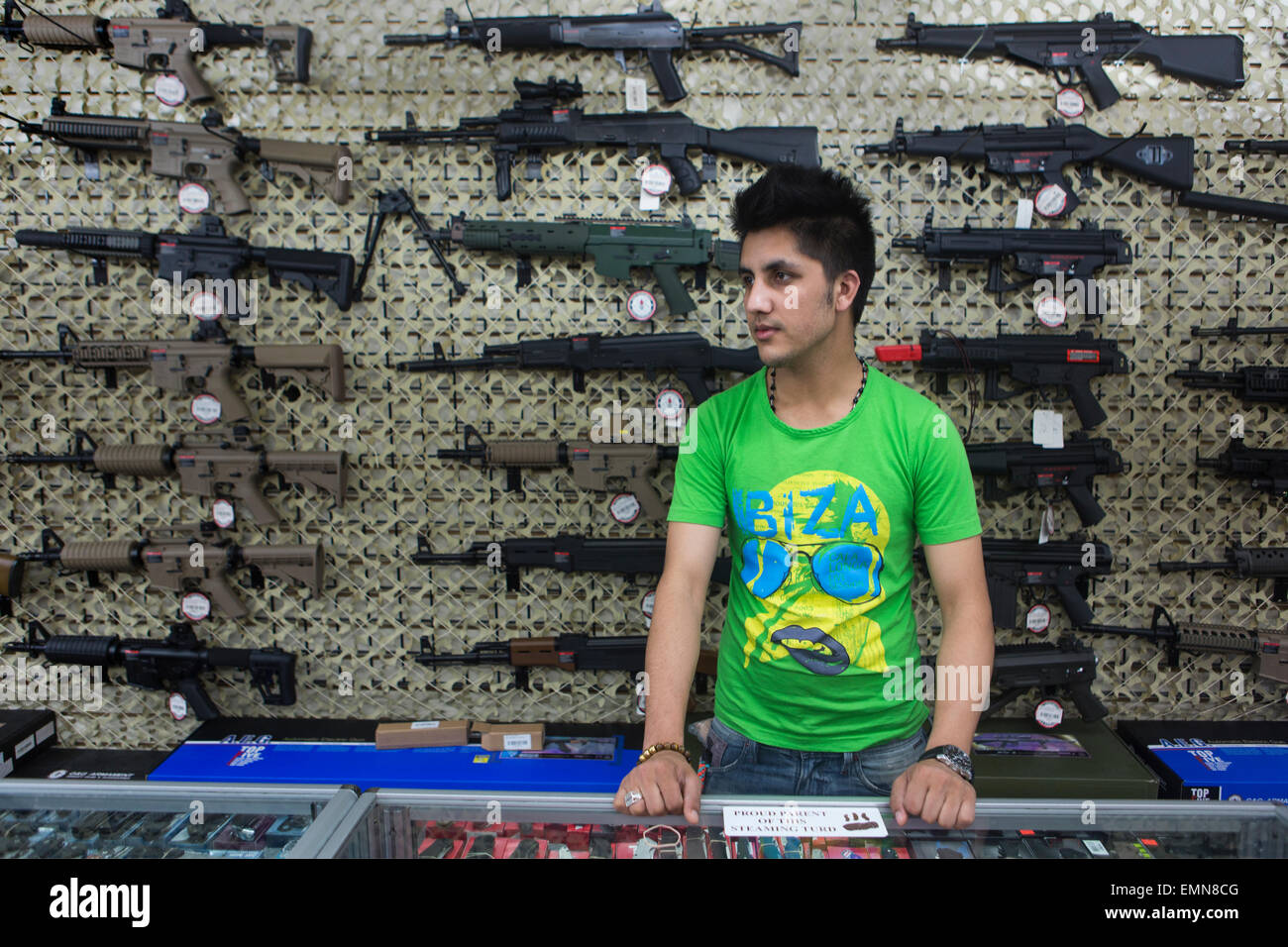 Gun guns -Fotos und -Bildmaterial in hoher Auflösung – Alamy