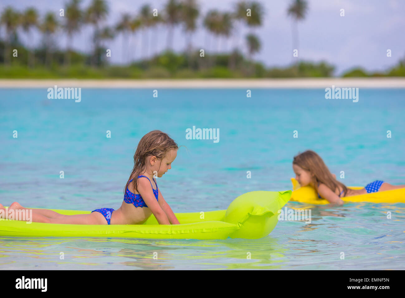 Kleine mädchen badeanzug luftmatratze -Fotos und -Bildmaterial in hoher Auflösung – Alamy
