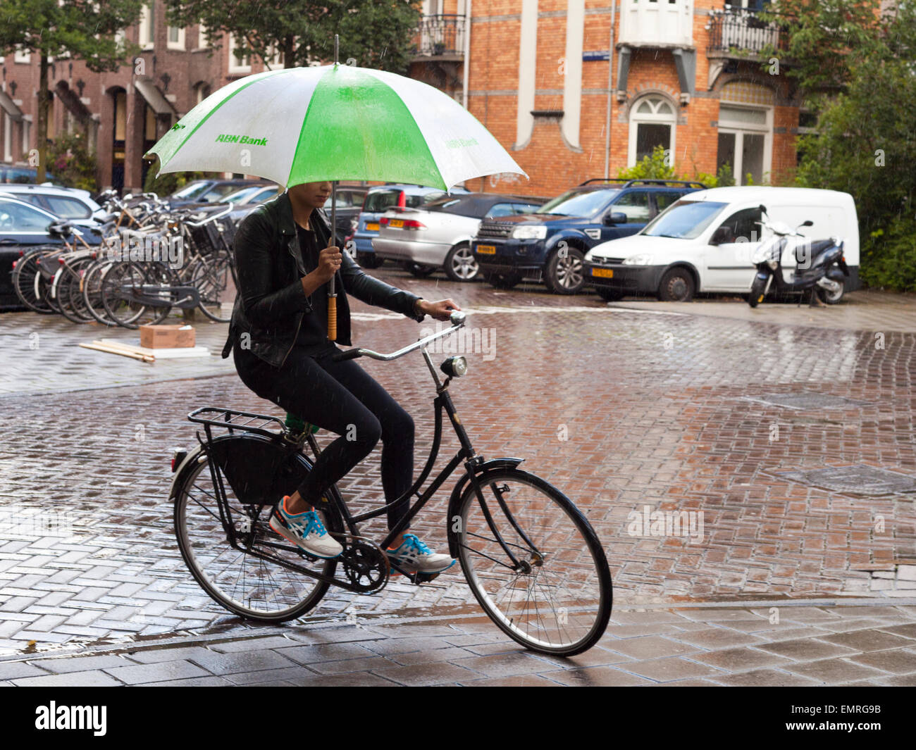 Radfahren im regen -Fotos und -Bildmaterial in hoher Auflösung – Alamy