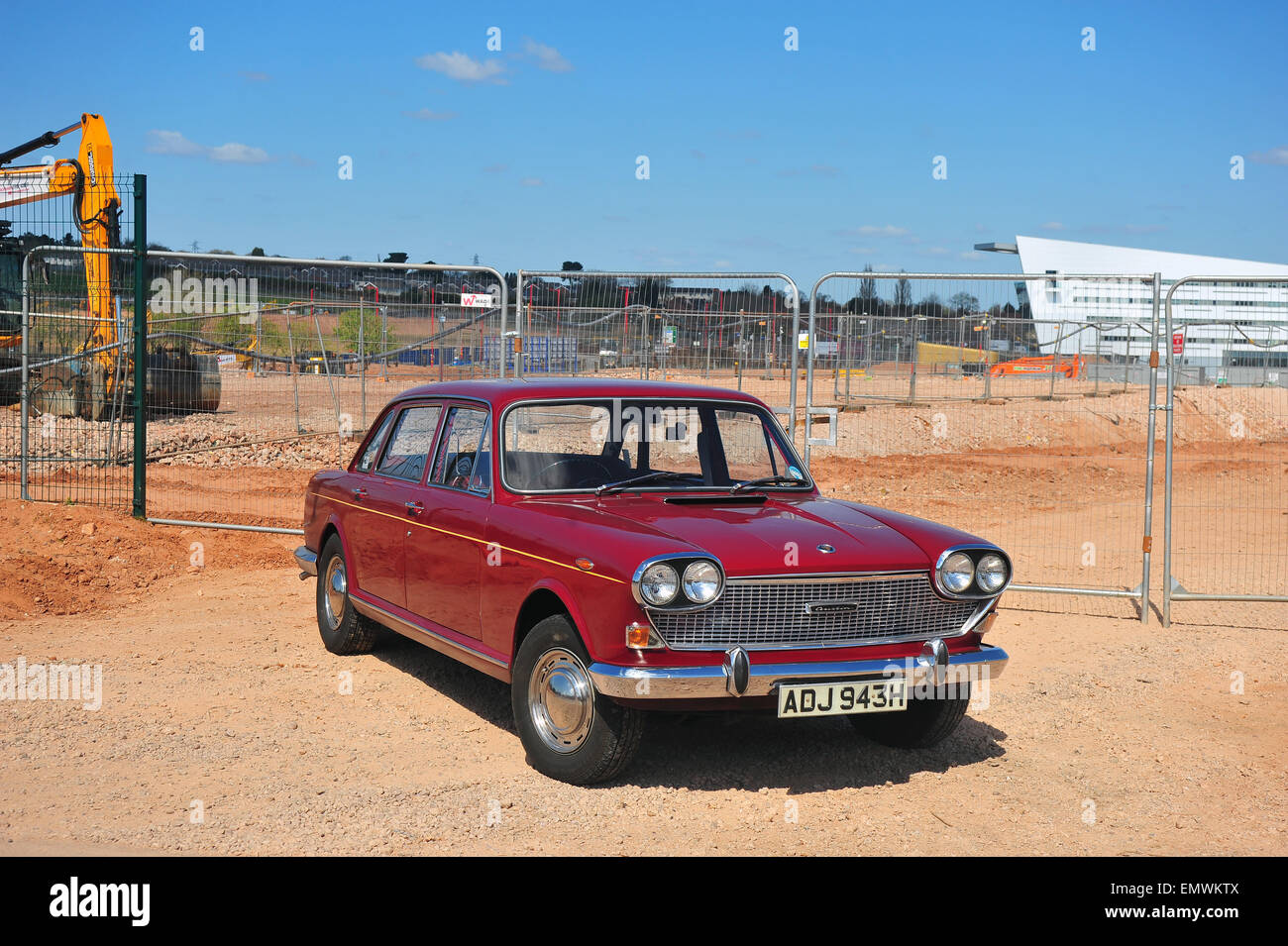 Eine klassische Austin 3 Liter geparkt vor dem ehemaligen British ...