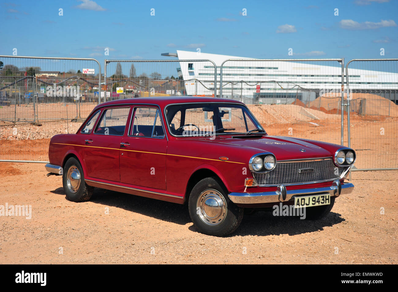 Eine klassische Austin 3 Liter geparkt vor dem ehemaligen British ...