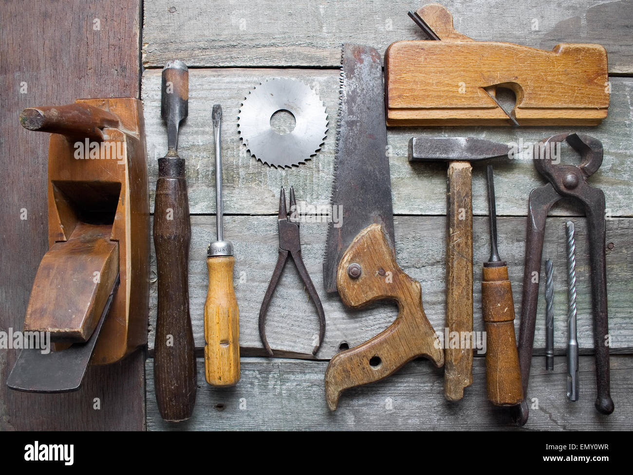 Routinier Werkzeuge Tisch. Alten rostig und schmutzig Tischler ...