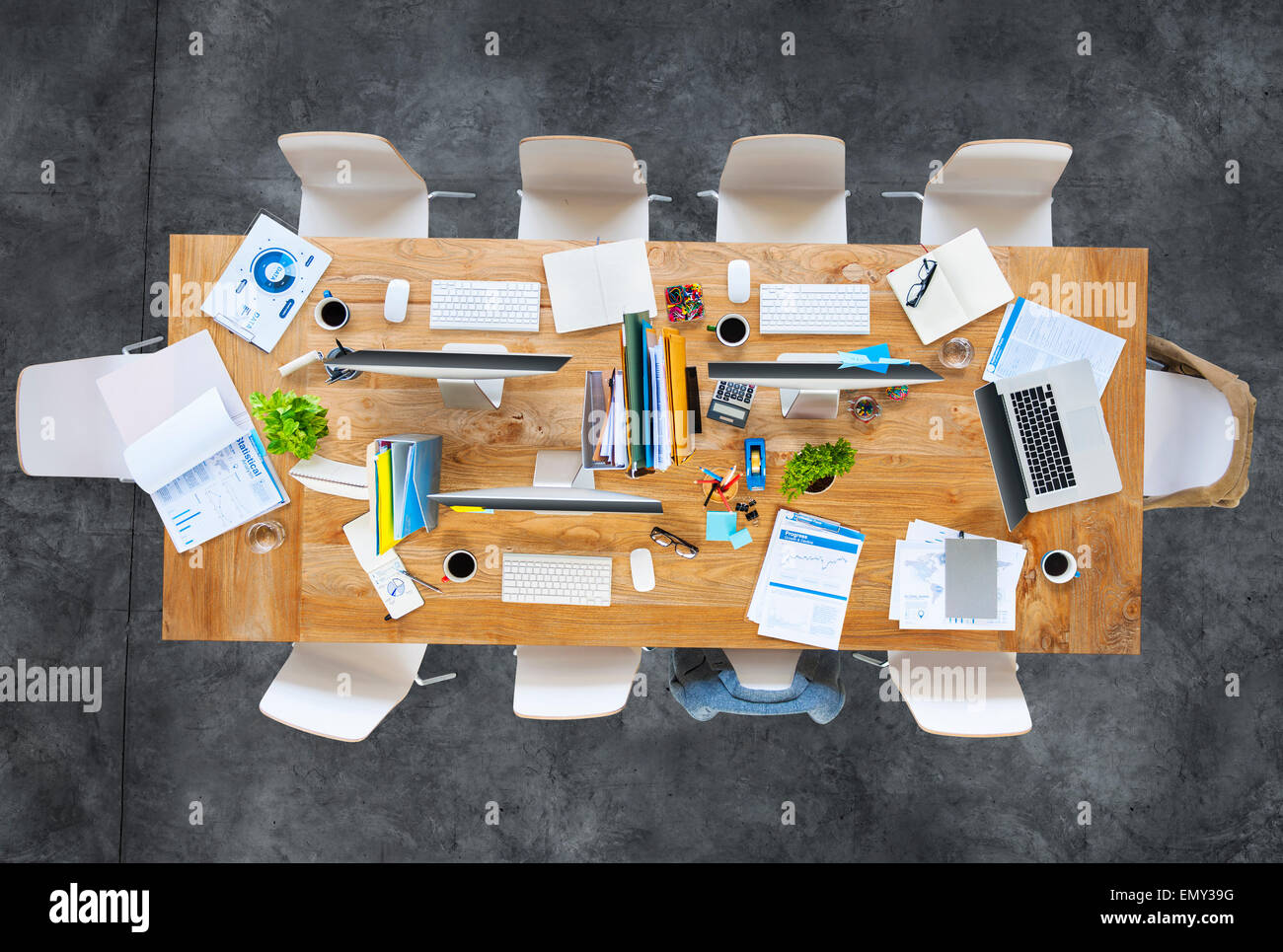 Messy conference room table -Fotos und -Bildmaterial in hoher Auflösung ...