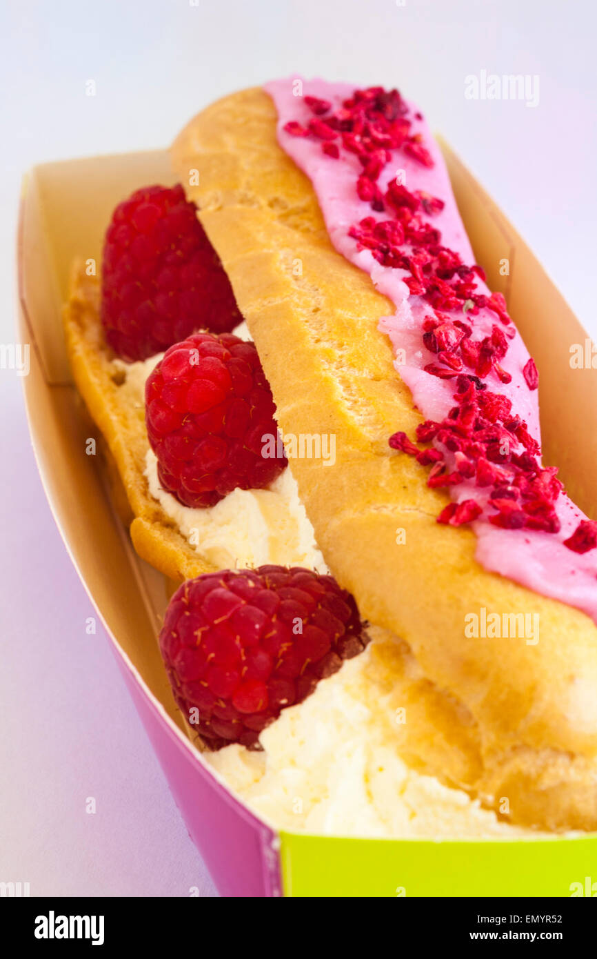 Himbeer Eclair von Sainsbury's Patisserie Theke Stockfotografie - Alamy