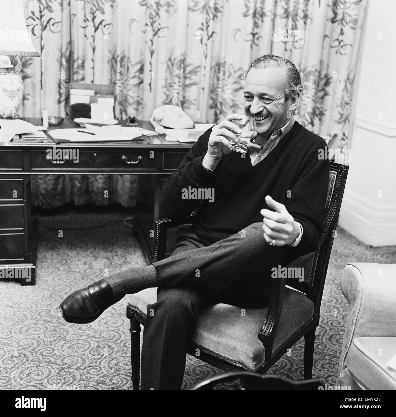 Schauspieler David Niven entspannt in seinem Londoner Hotel-Suite. 3 ...