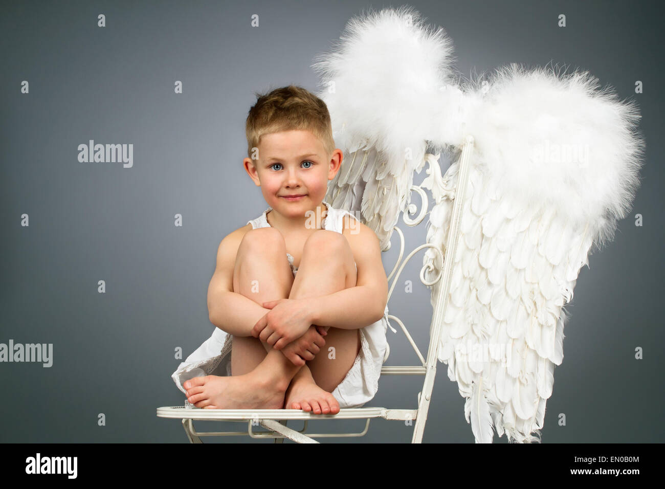 Junge engel -Fotos und -Bildmaterial in hoher Auflösung – Alamy
