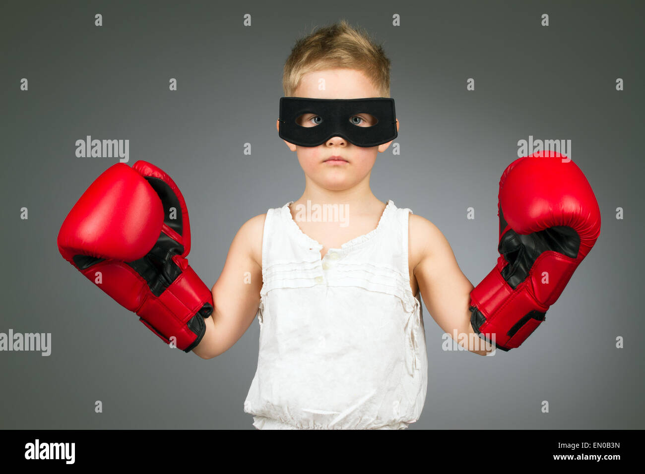 Schulkind boxen -Fotos und -Bildmaterial in hoher Auflösung – Alamy