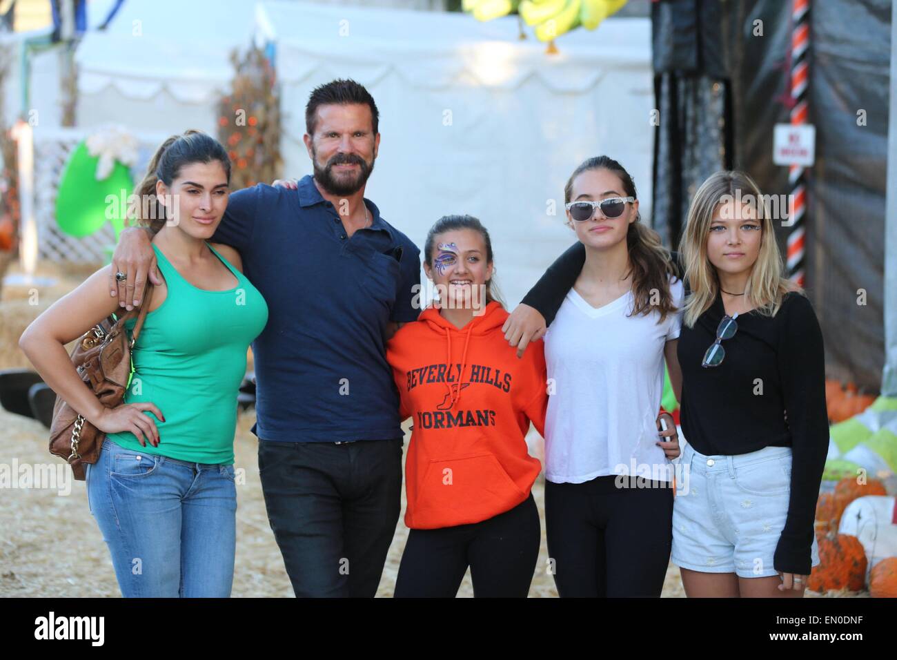 Lorenzo Lamas kommt bei Mr. Bones Pumpkin Patch mit seiner Familie ...