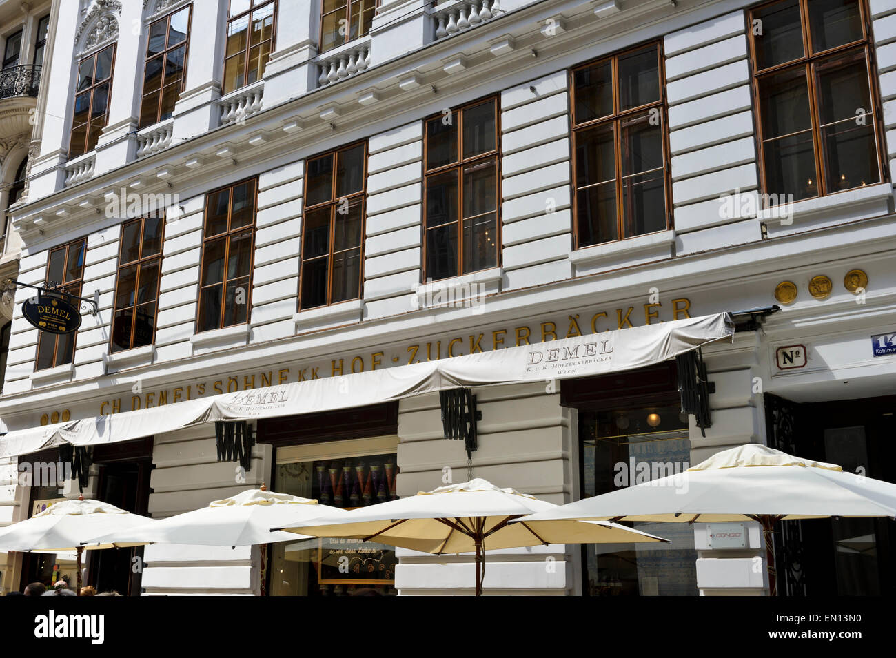 Demel Signage auf der äußeren Wand und Sonne Schatten der berühmten ...
