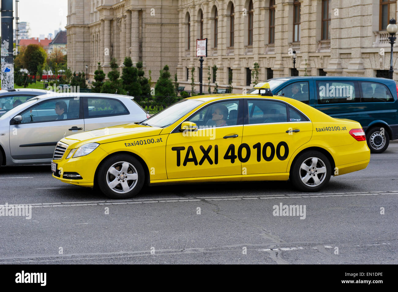 Ein hell farbigen modernes Taxi Auto in Wien, Österreich ...