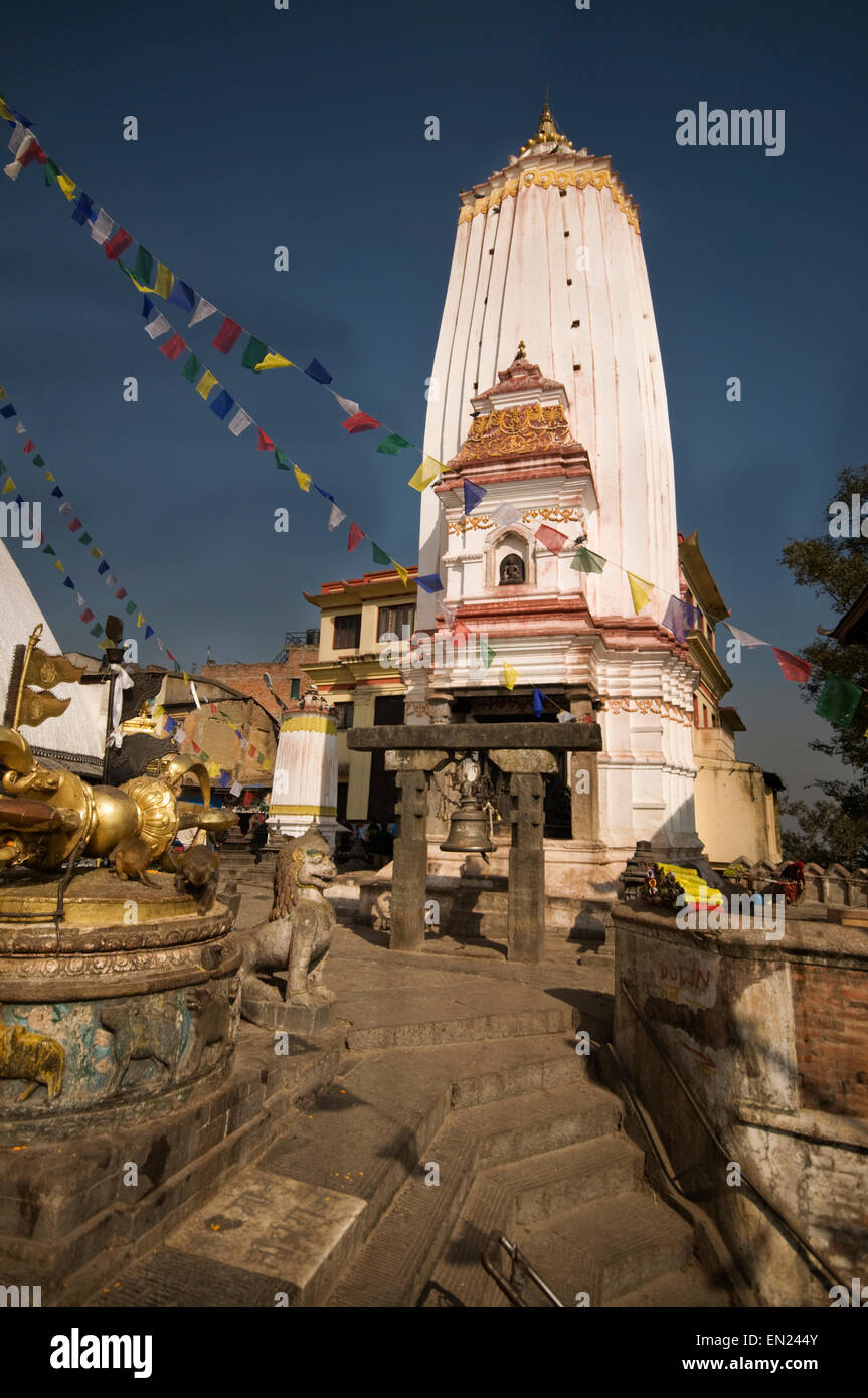 Pratapurha Shikhara neben Swayambhunath Stupa, zeremonielle Glocke ...
