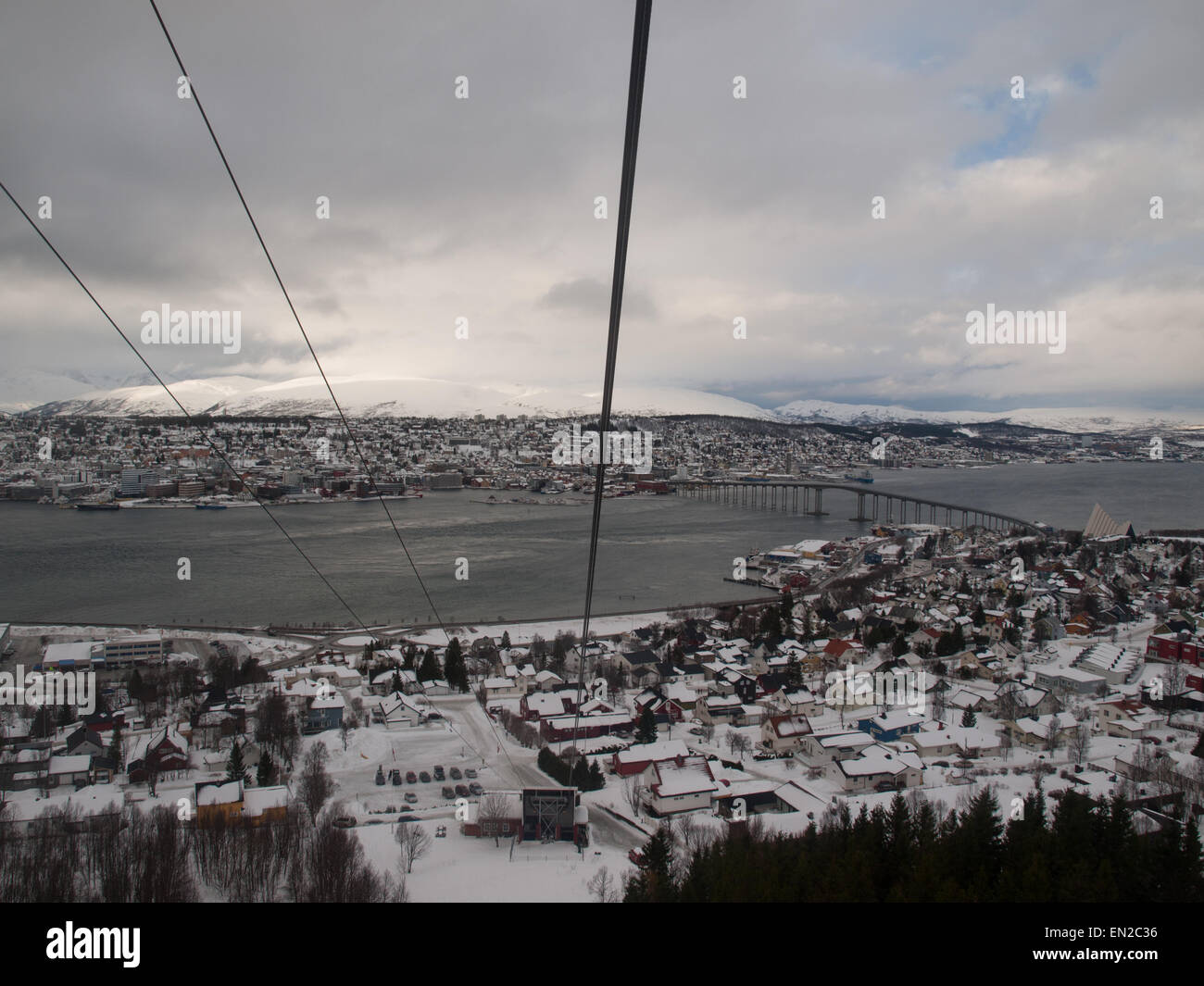Tromso-Stadt im Winter gesehen von der Seilbahn-Kabine Stockfotografie ...