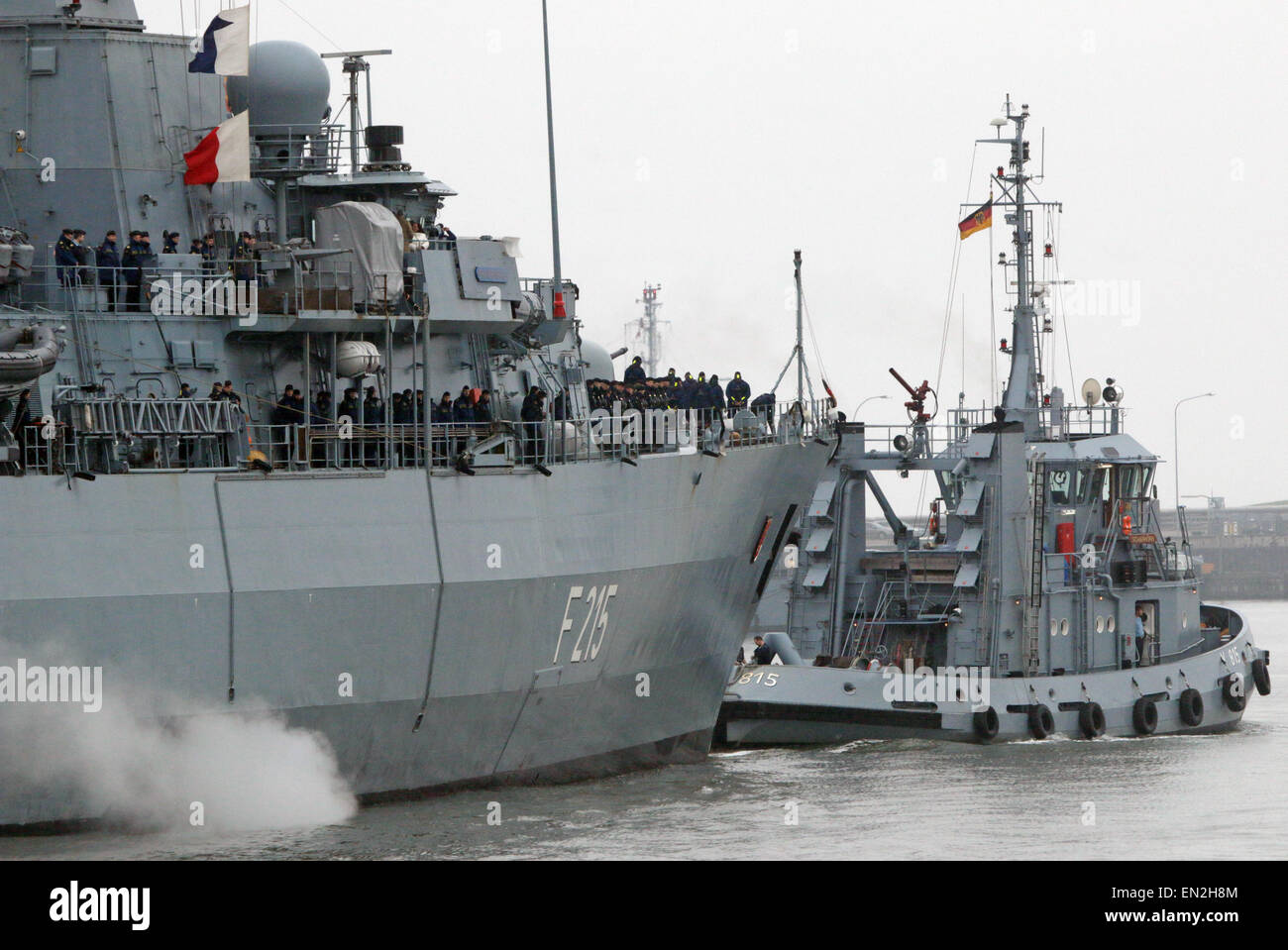 Wilhelmshaven, Deutschland. 26. April 2015. Ein Schlepper (rechts ...
