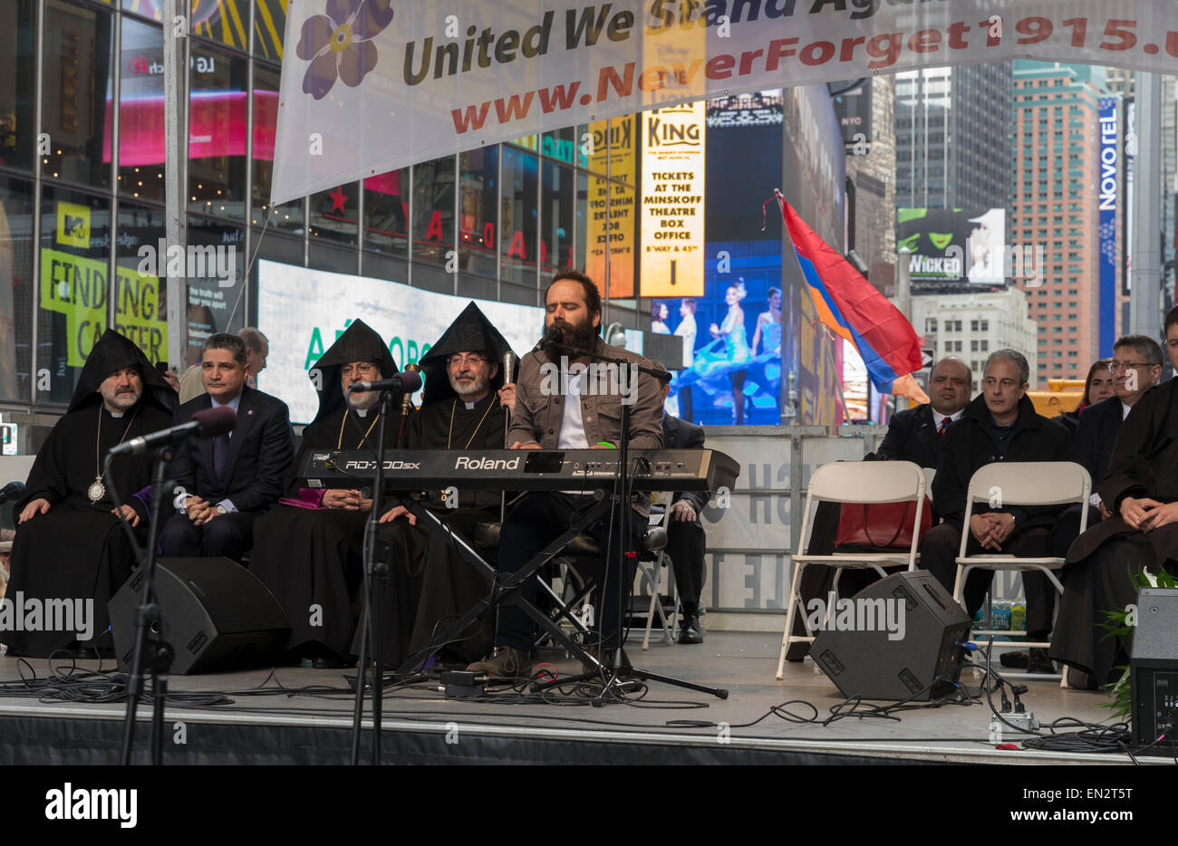 New York, NY - 26. April 2015: Sebu Simonian führt bei Kundgebung in ...