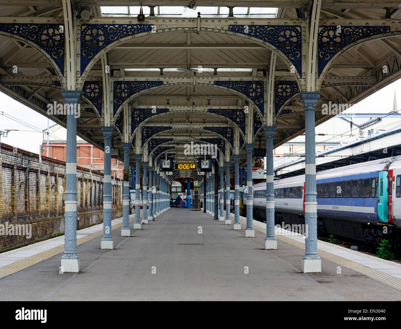 Norwich Zug Bahnhof Gleis 1 mit Blick auf das Empfangsgebäude mit ...