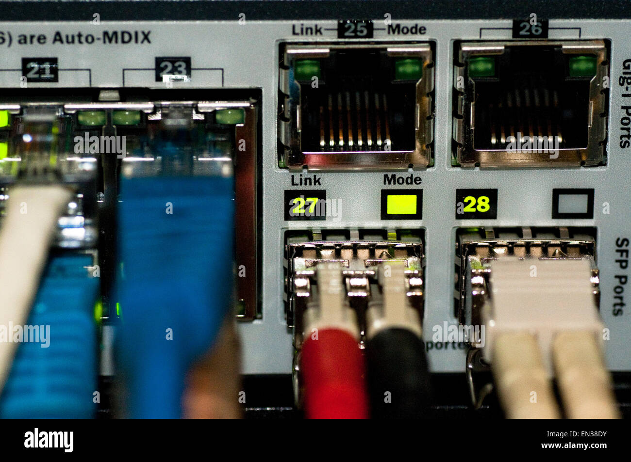 Ethernet-Netzwerk-Switch mit Ethernet-Kabeln Stockfotografie - Alamy