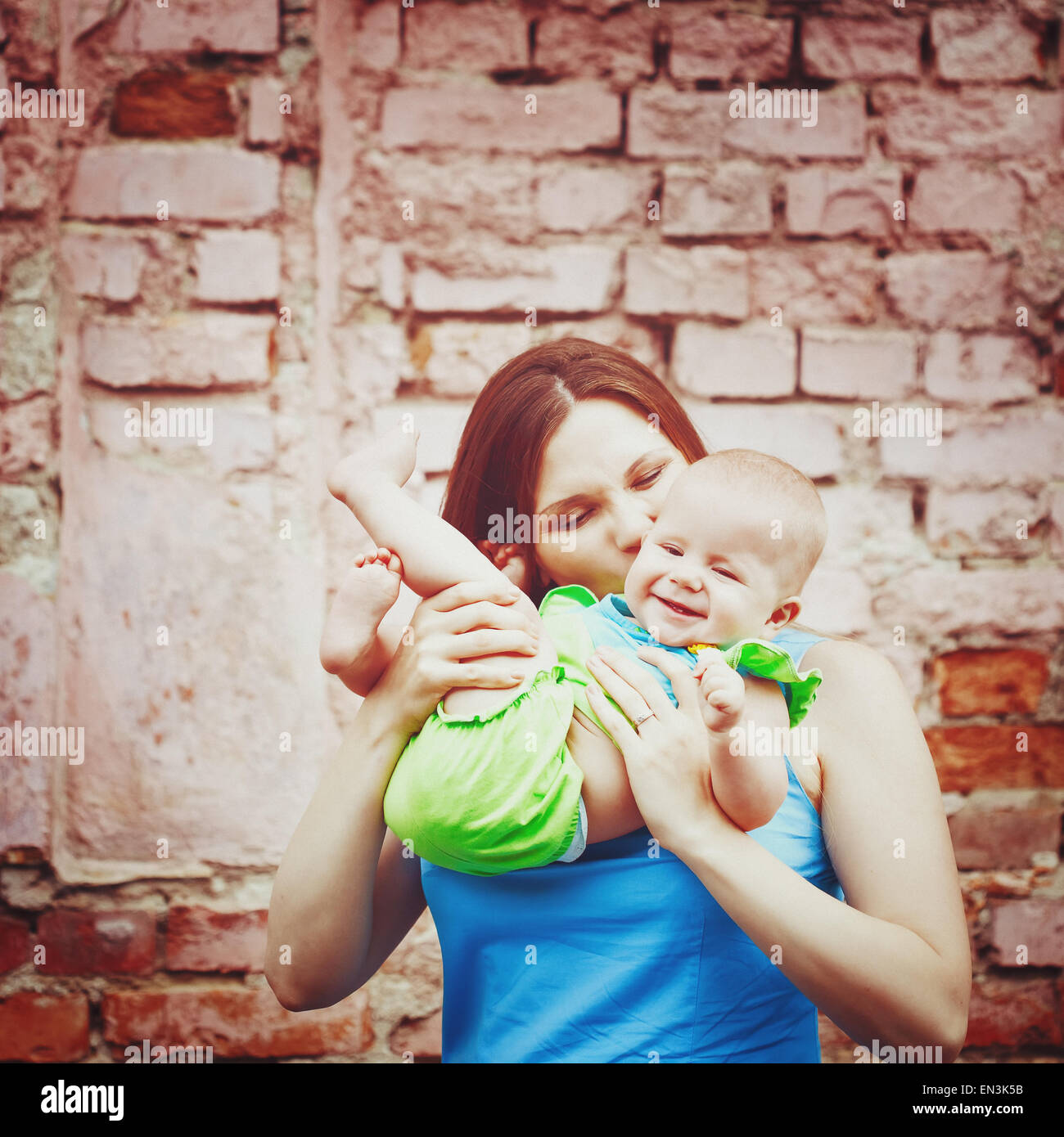 Schöne junge Mutter mit Baby zu spielen. Glückliche Familie. Instagram ...