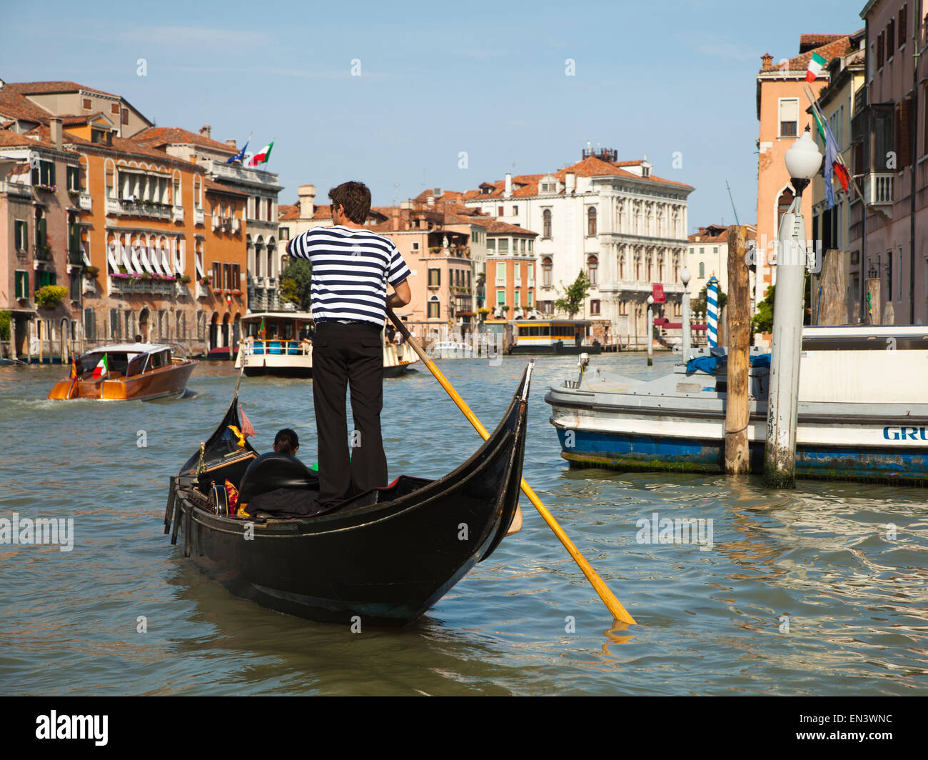 Female gondolier in venice -Fotos und -Bildmaterial in hoher Auflösung ...