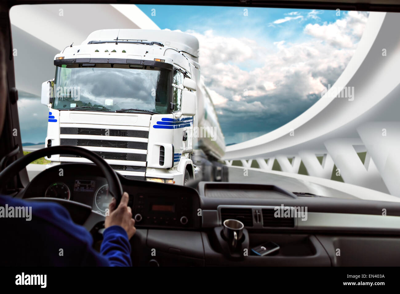 Sicht des Fahrers aus dem Cockpit eines LKW auf der Straße ...