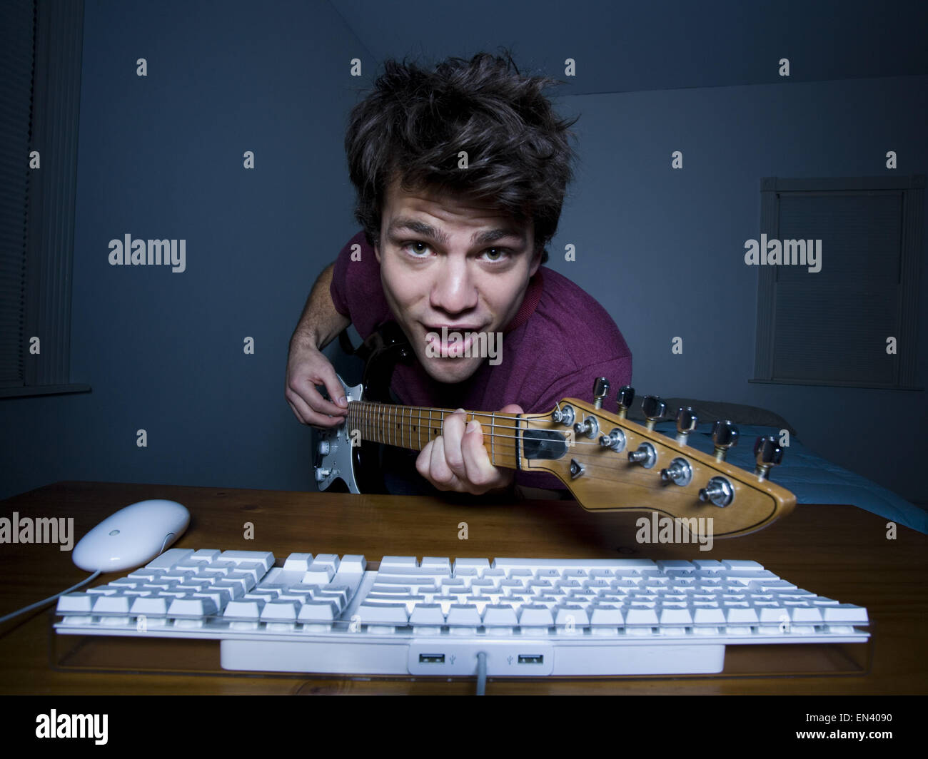 Mann am Keyboard Gitarre spielen und singen Stockfotografie - Alamy