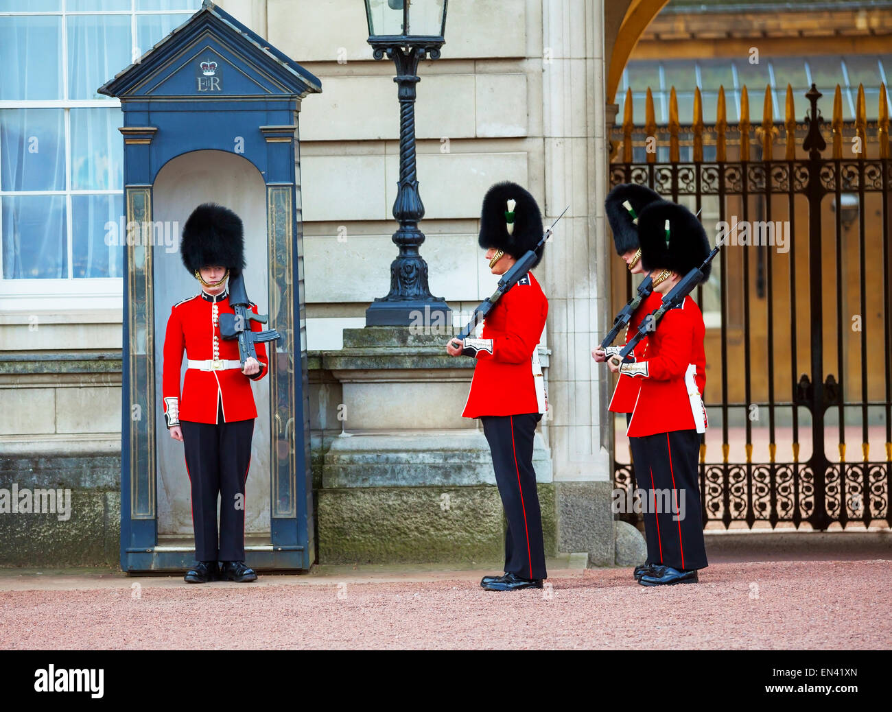 LONDON - 13.April: Queen es Wachen am Buckingham Palace am 13. April ...