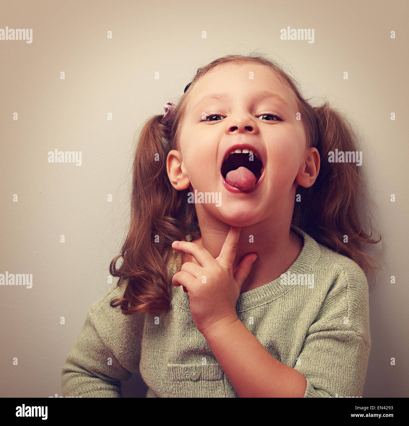 Girl showing tongue -Fotos und -Bildmaterial in hoher Auflösung – Alamy