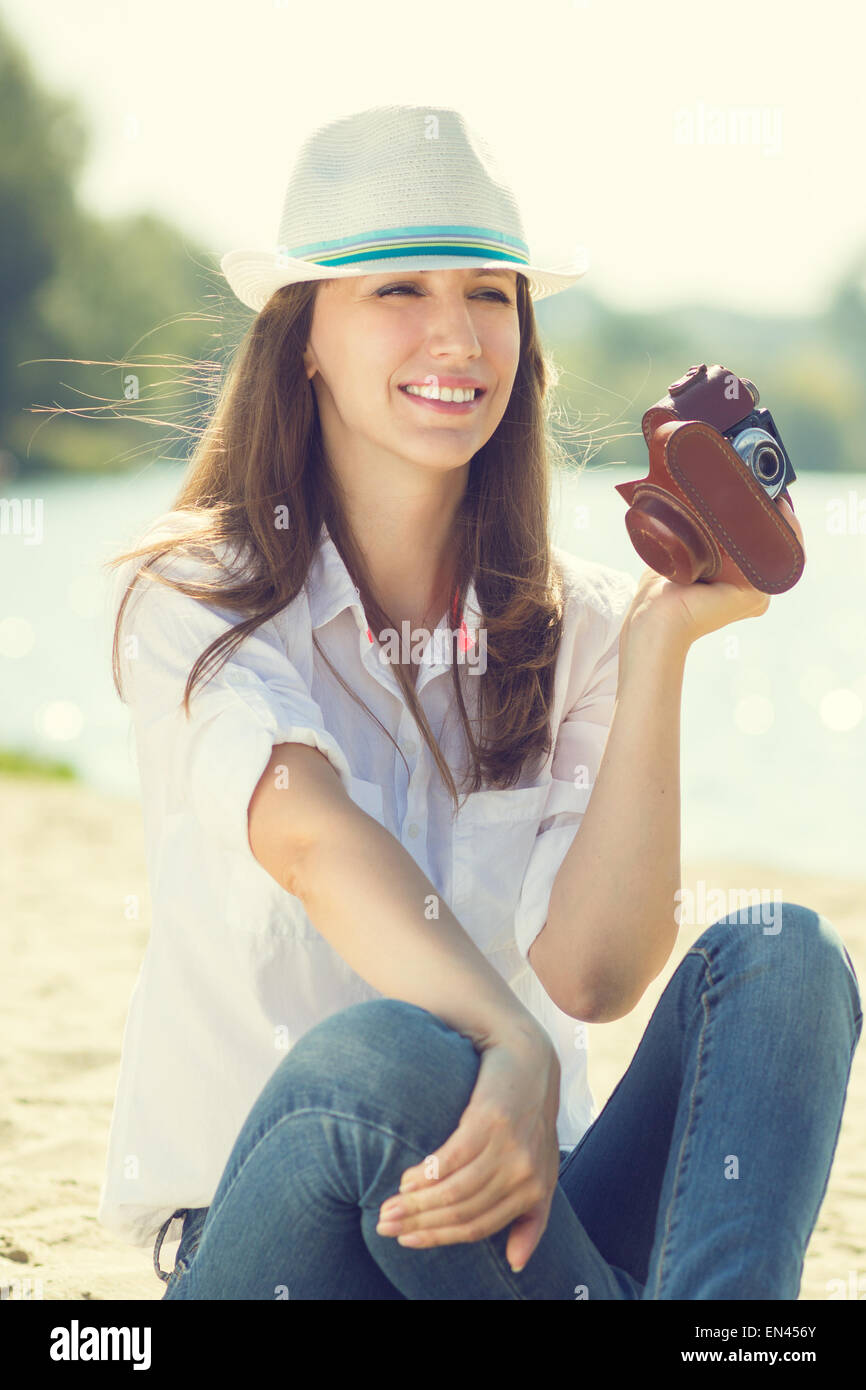 Junge Frau viel Spaß mit Film-Kamera am Strand. Warme Farbe getönt Bild ...