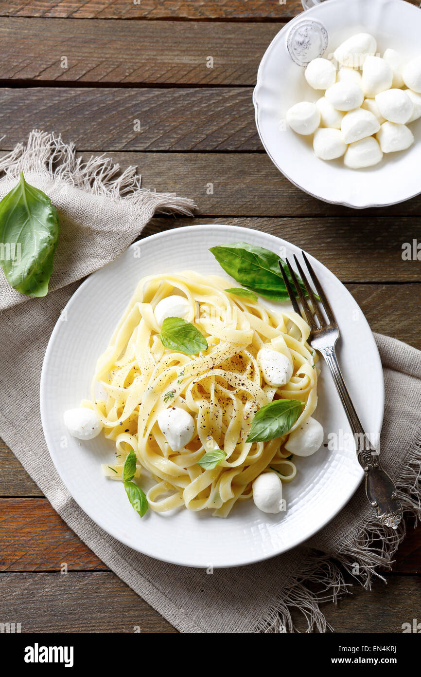 Pasta mit mozzarella -Fotos und -Bildmaterial in hoher Auflösung – Alamy