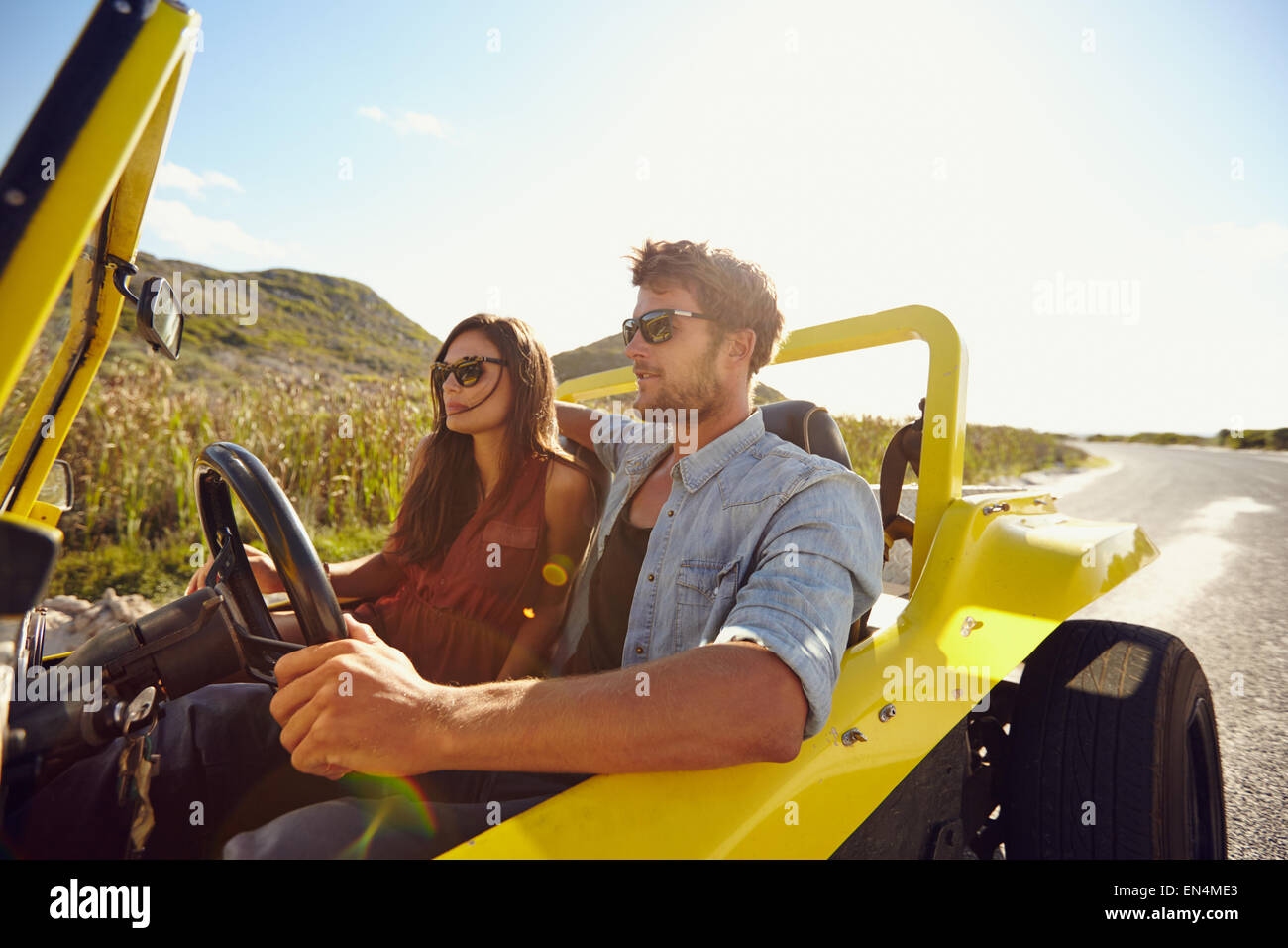 Sie Fahren Auf Einer Landstrae Und Werden