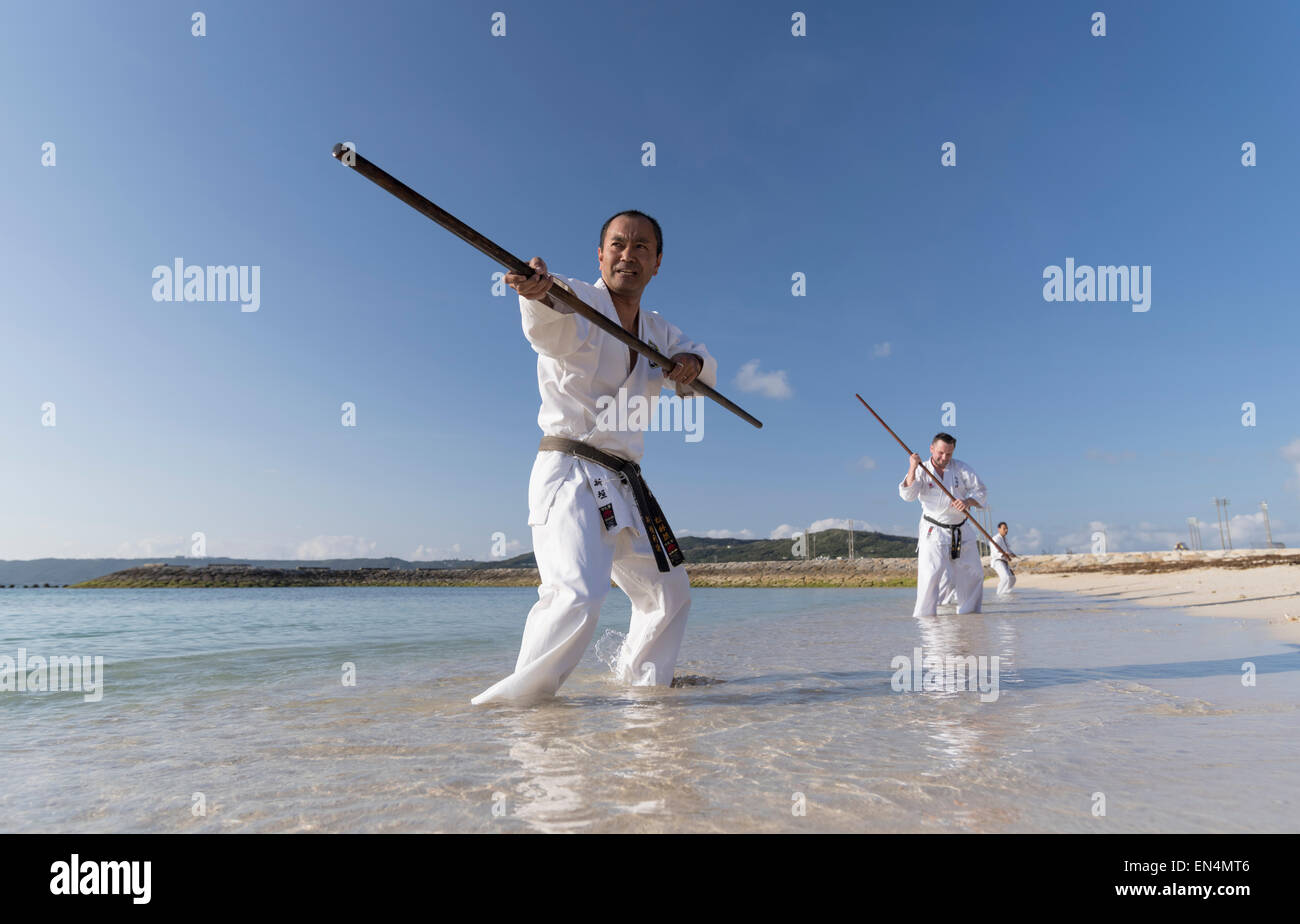 Mitarbeiterschulung Kobudo Bo auf Kirakira Strand in Okinawa, Japan ...