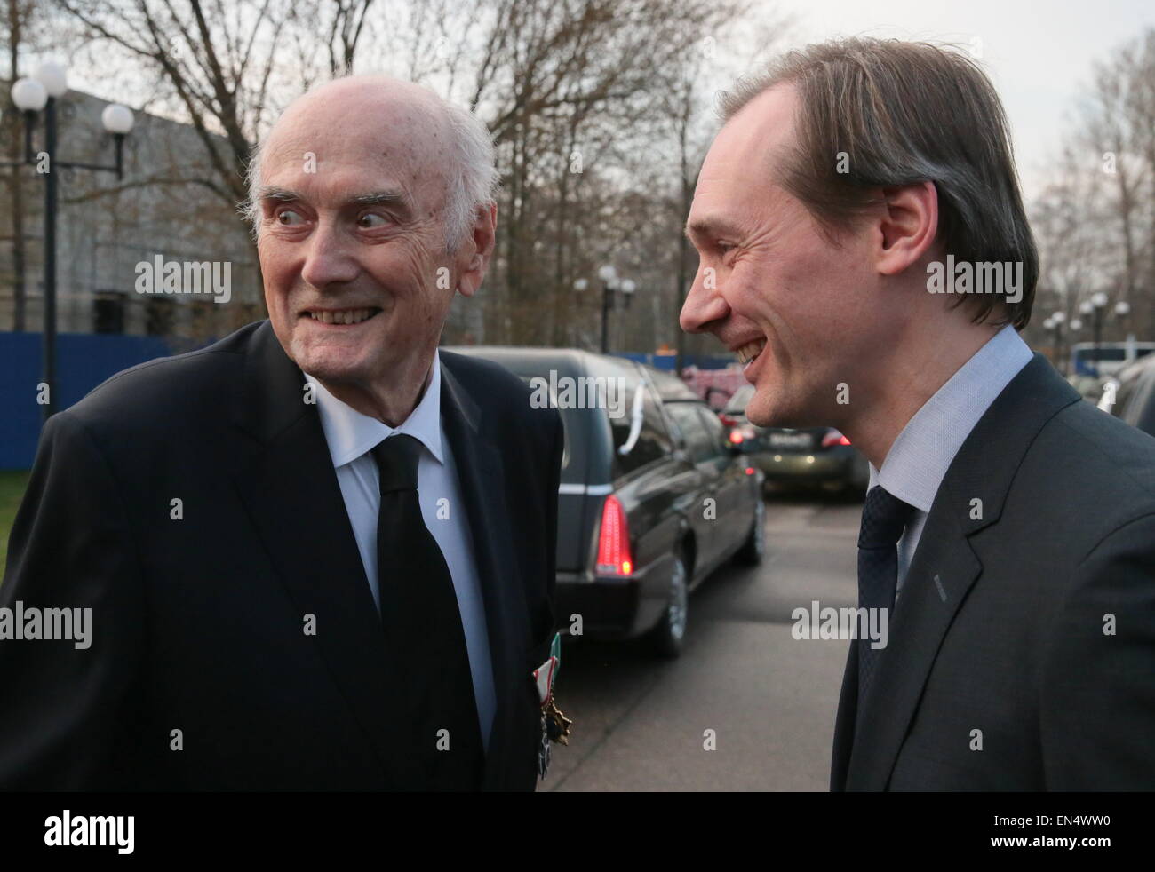 MOSKAU, RUSSLAND. 28. APRIL 2015. Prinz Dimitri Romanov (L) begrüßt ein ...