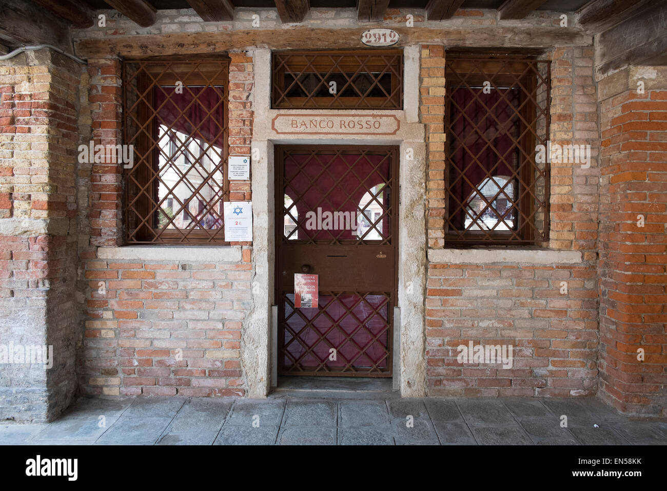 Banco rosso -Fotos und -Bildmaterial in hoher Auflösung – Alamy