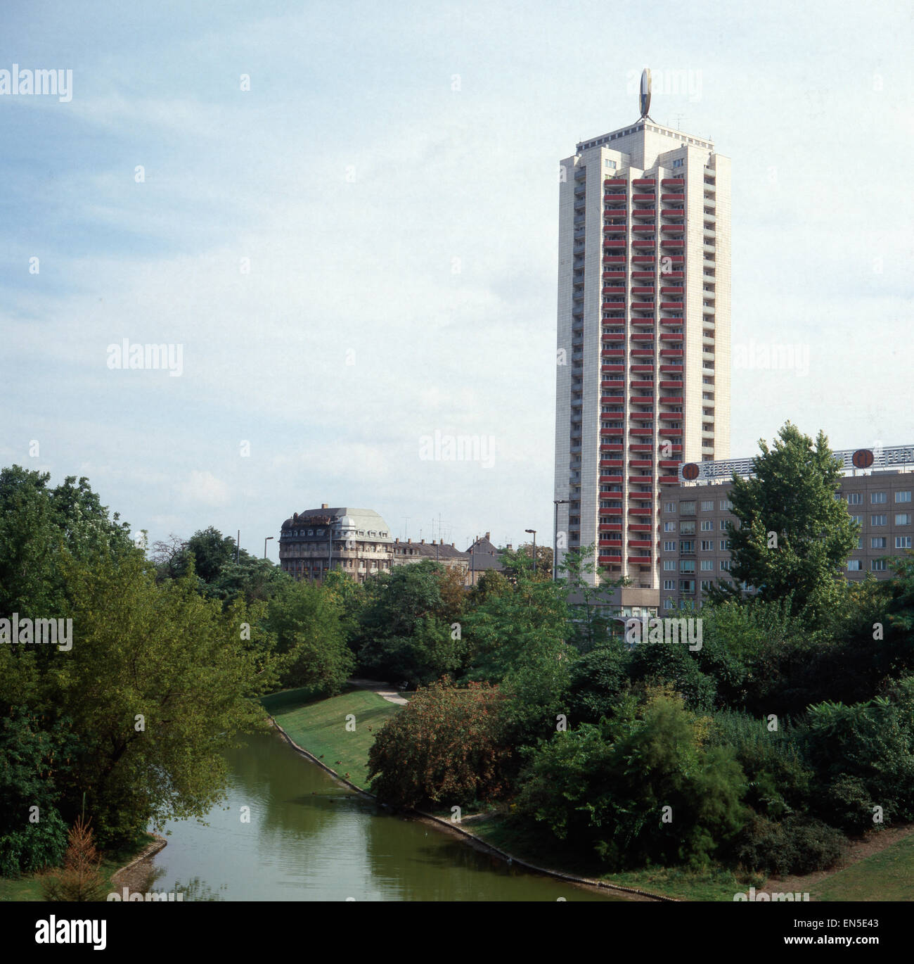 Das Wintergartenhochhaus von Leipzig; DDR 1970er Jahre. Die ...
