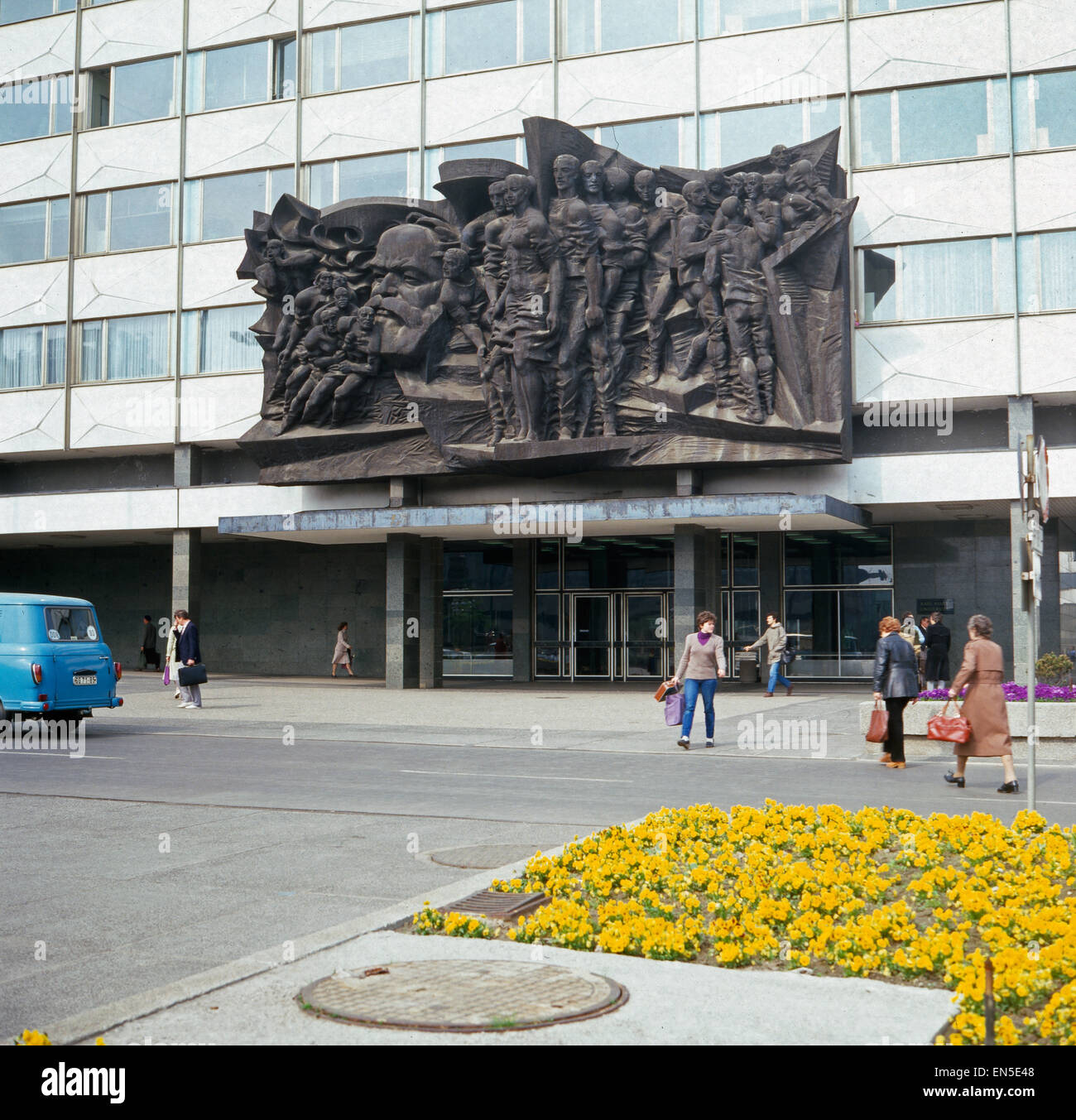 Das Bronzerelief "Aufbruch" bin Eingang der Universität Leipzig; DDR ...