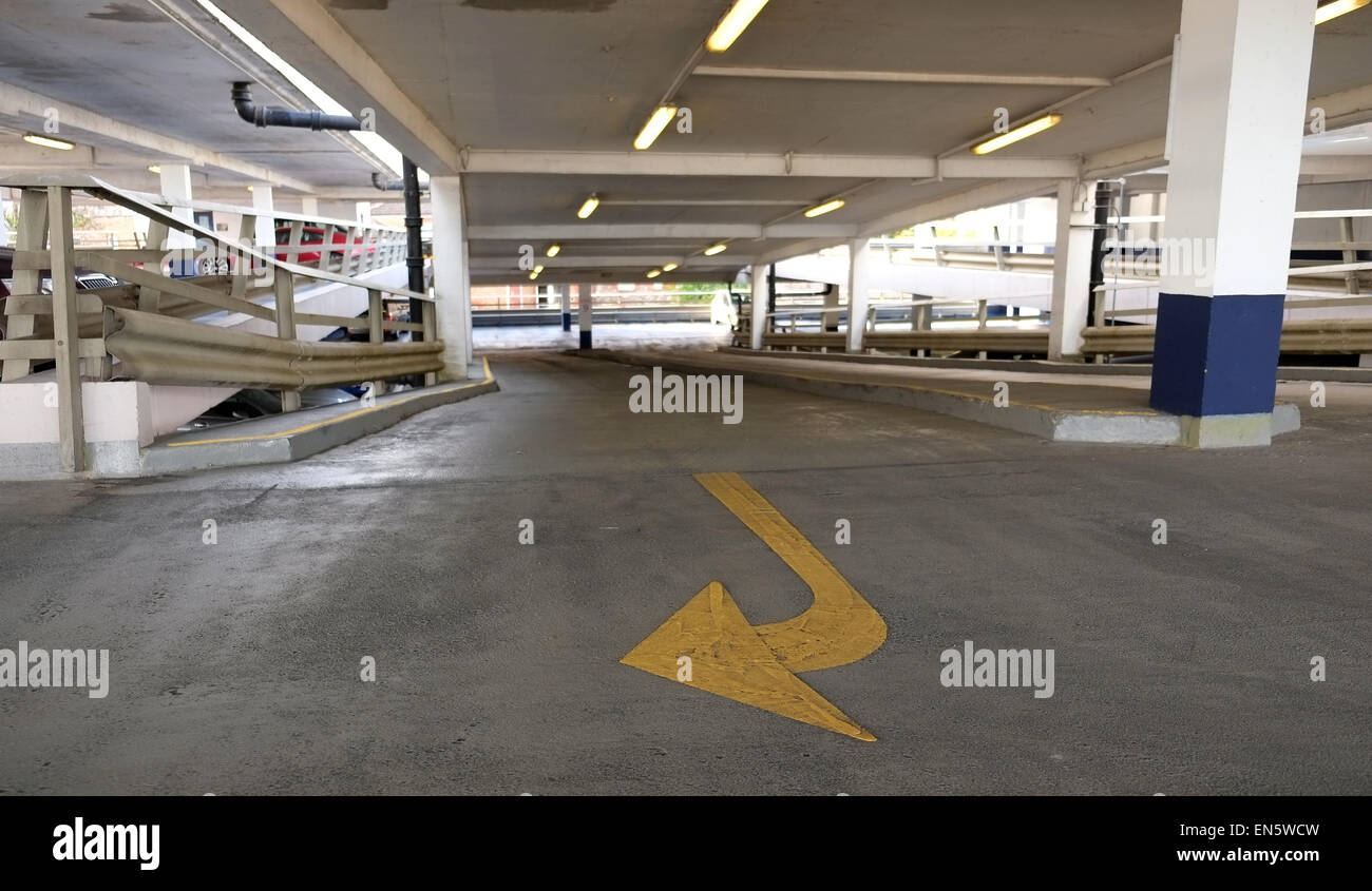Rampe für ein Parkhaus mit gelben Pfeil Stockfotografie - Alamy