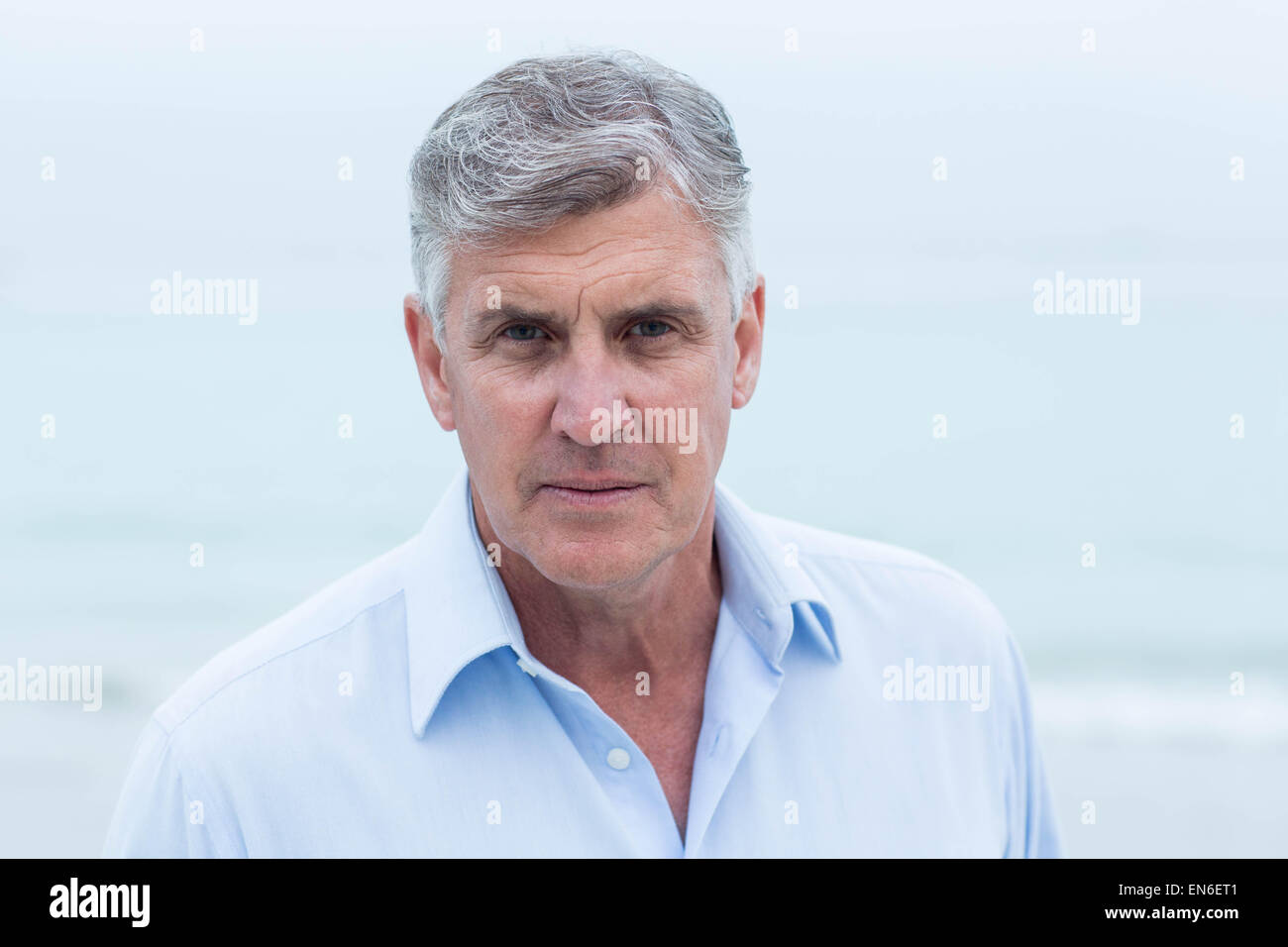 Serious man -Fotos und -Bildmaterial in hoher Auflösung – Alamy