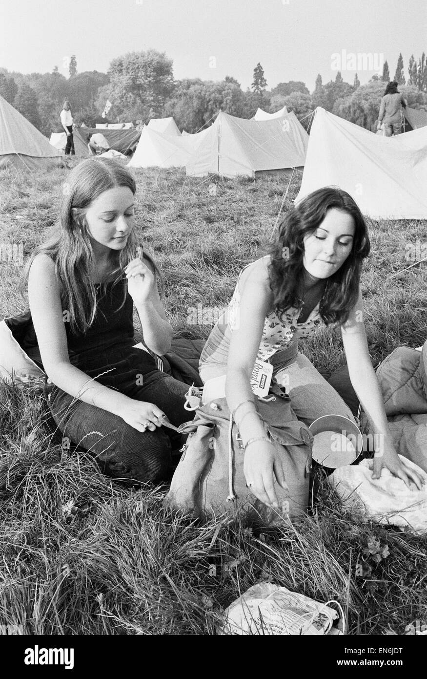 Lesung Pop Festival. Teenager Sharon Edgell, 16 Jahre alt, und Anne ...