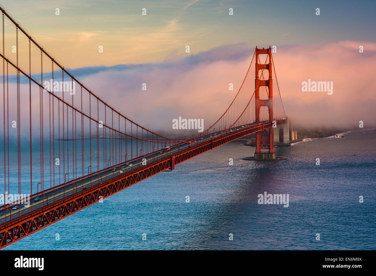 Blick auf den Sonnenuntergang von der Golden Gate Bridge und Nebel aus ...