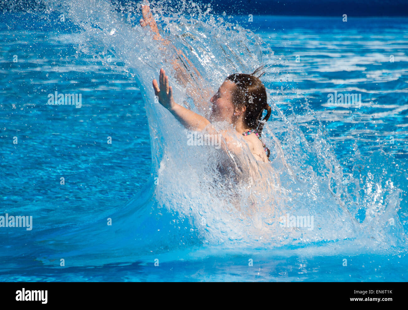 Hannover, Deutschland. 29. April 2015. Ann-Kathrin taucht ein in das ...