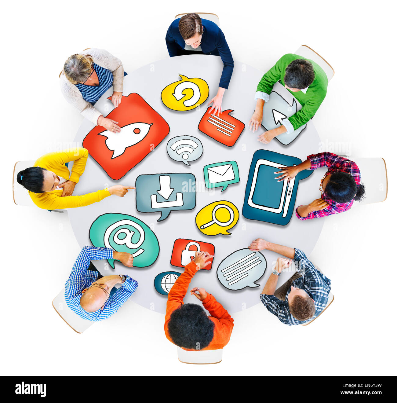 Gruppe von unterschiedlichen Menschen diskutieren über Social Media ...