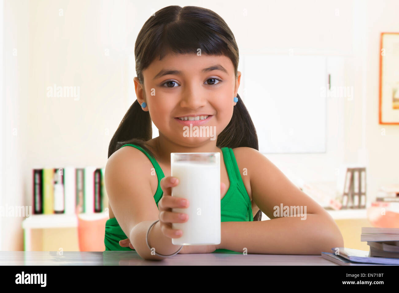 Ein glas milch -Fotos und -Bildmaterial in hoher Auflösung – Alamy