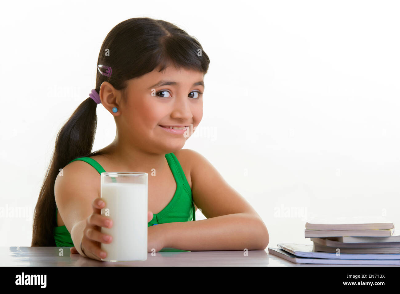 Glas mit milch -Fotos und -Bildmaterial in hoher Auflösung – Alamy