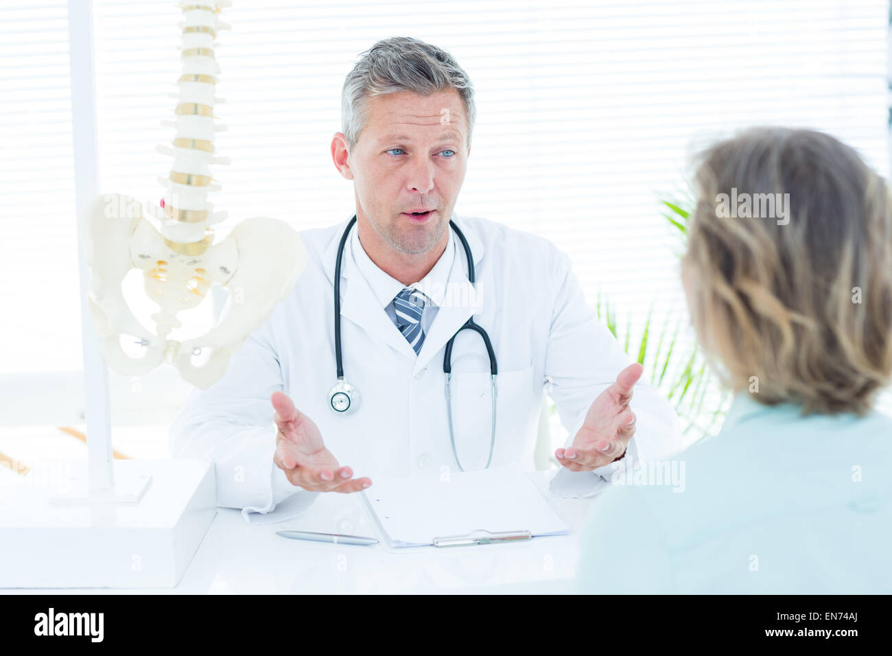 Sprechender arzt und patient -Fotos und -Bildmaterial in hoher ...