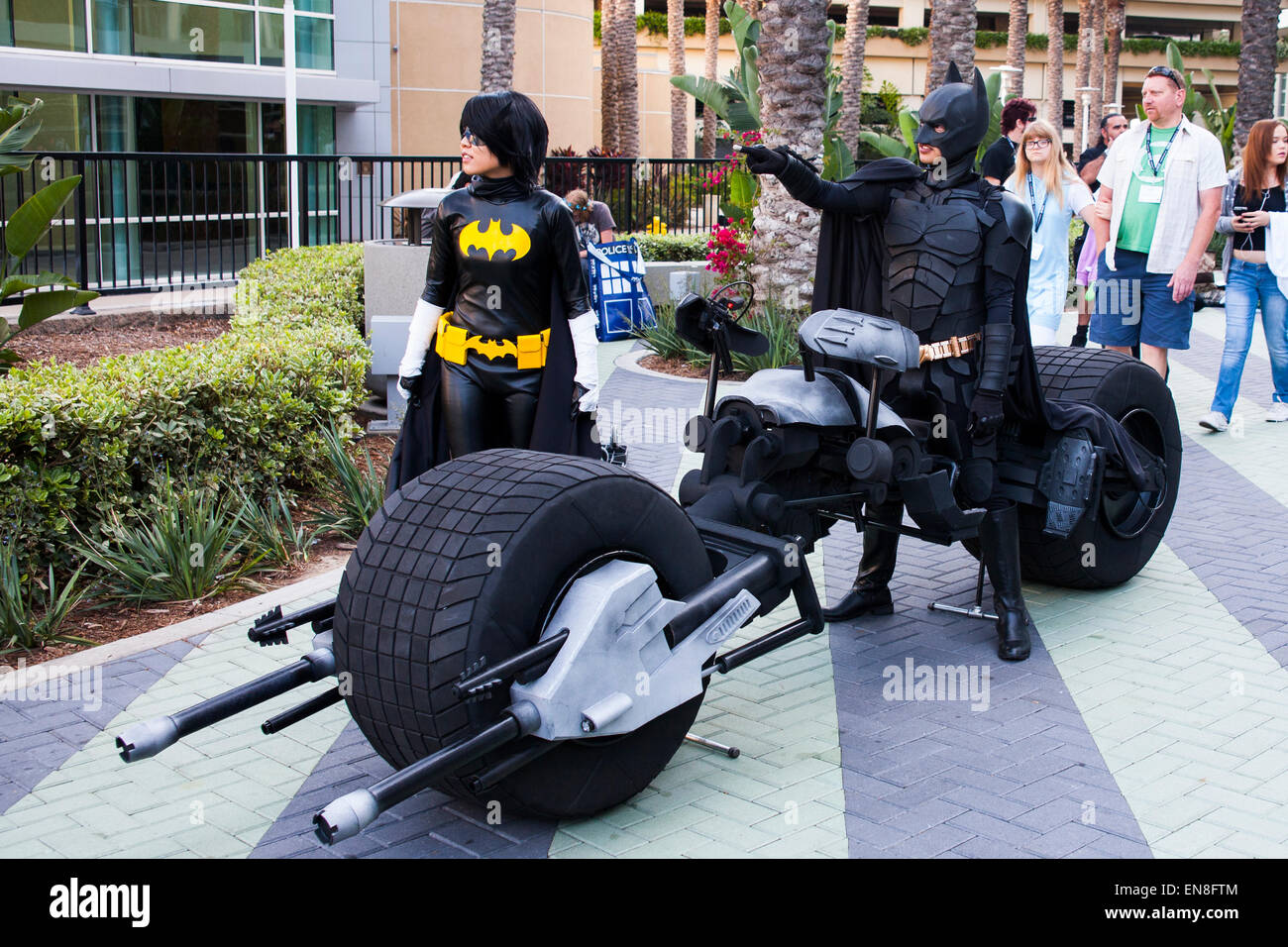 Zwei Cosplayer als verschiedene Versionen von Batman mit einem Nachbau ...